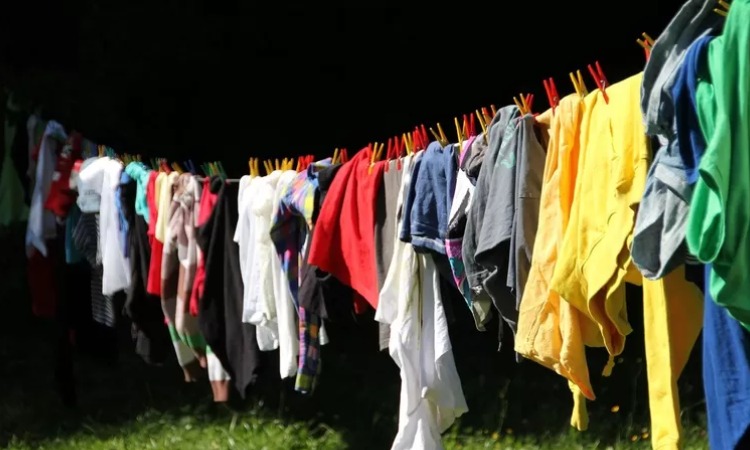 7 Tips Menjemur Pakaian di Malam Hari yang Benar - Azzam Industri